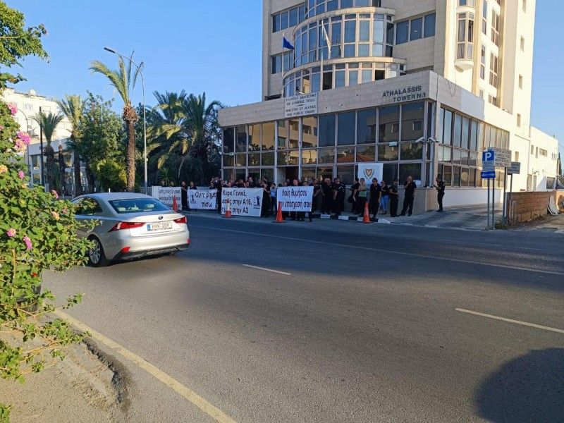 Έξω από το Υπ. Δικαιοσύνης oι Δεσμοφύλακες - «Eσείς στην Α16, εμείς στην Α2» - Sigmalive